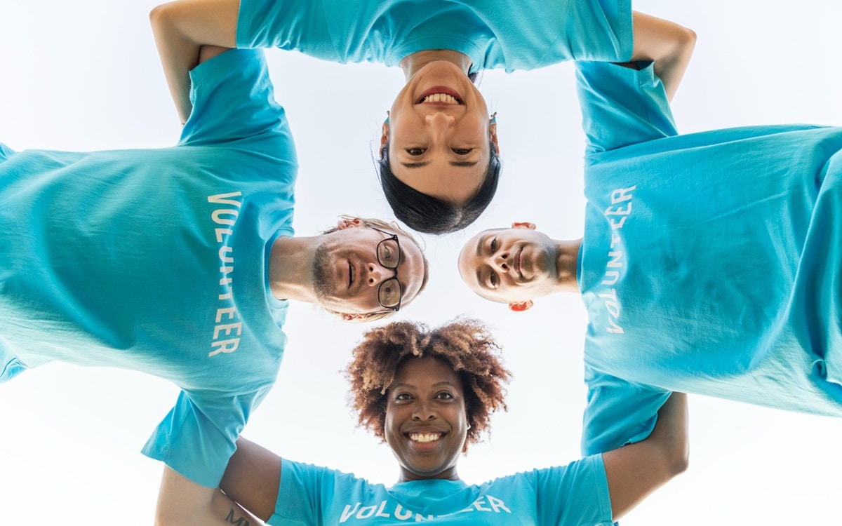 How To Start A Charity In 10 Simple Steps [With Examples]